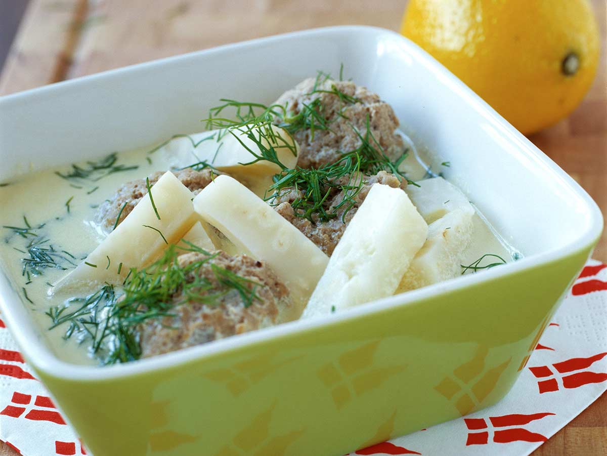 Danska frikadeller med gräddsås, rotselleri och potatis | Svenskt Kött