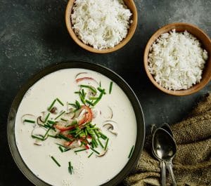 Thaisoppa med innanlår av skinka, lime, ingefära och kokosmjölk ...