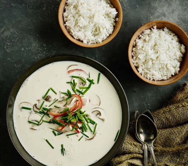 Thaisoppa med innanlår av skinka, lime, ingefära och kokosmjölk ...